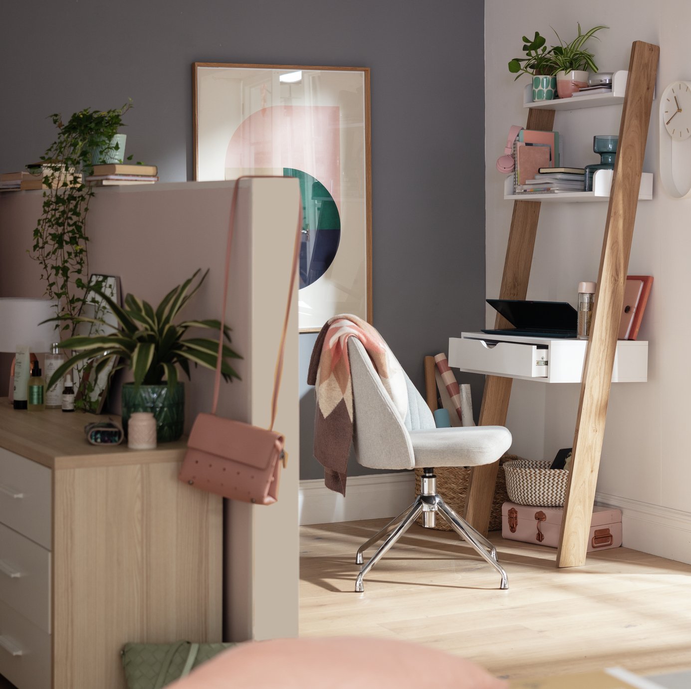12 Ladder Shelf Desks For All Your Small Space Needs