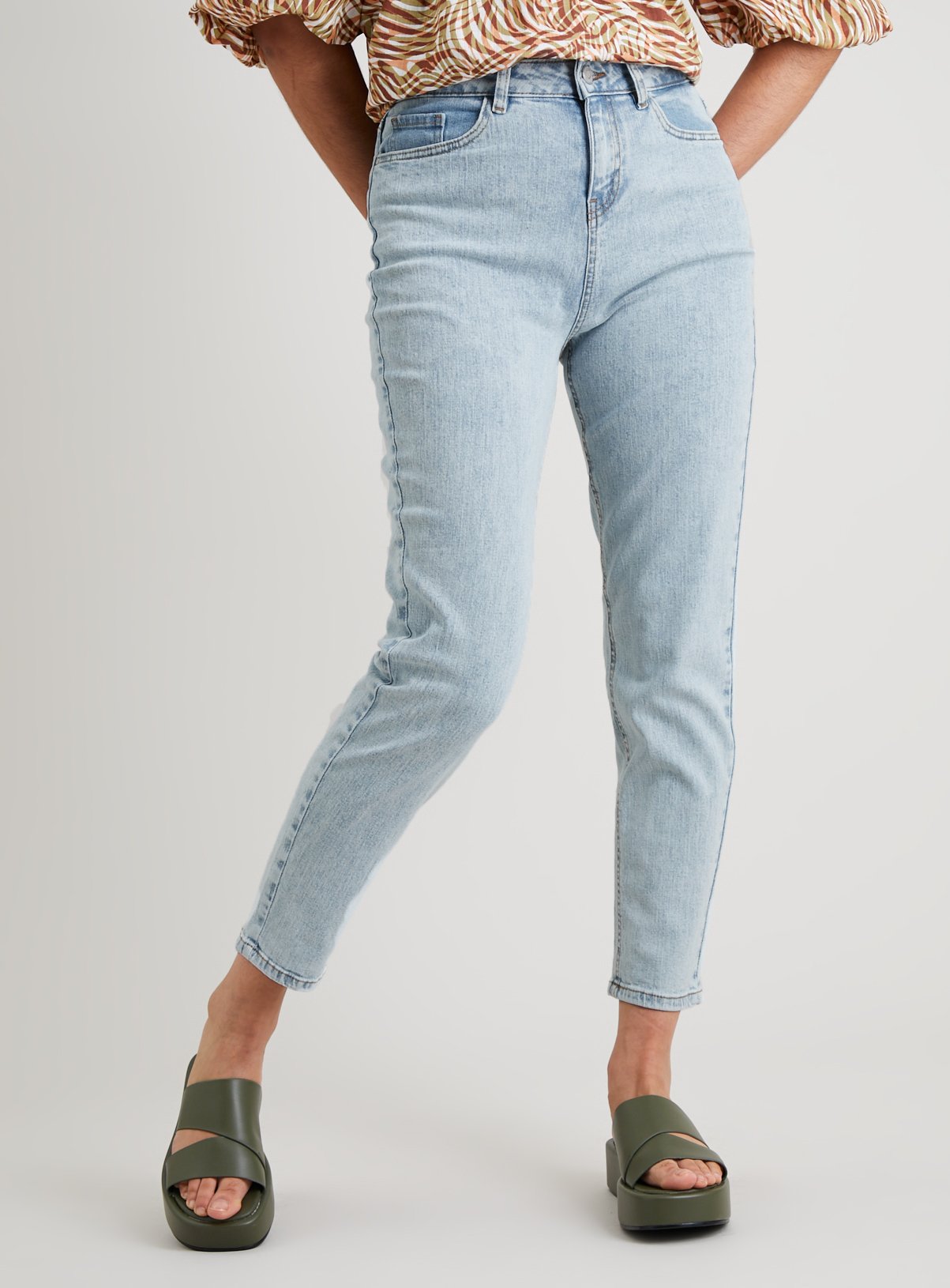Light Denim Bleach Wash Mom Jeans review | 8.6 / 10